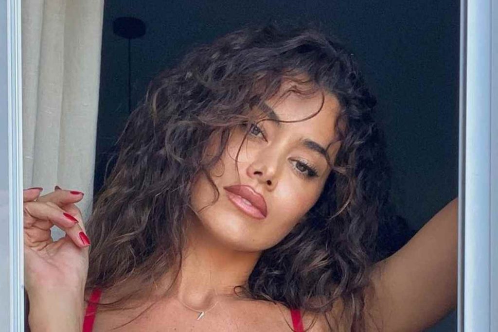 Eva Padlock, mai vista così: il vestitino è un filo sottilissimo e fa ...